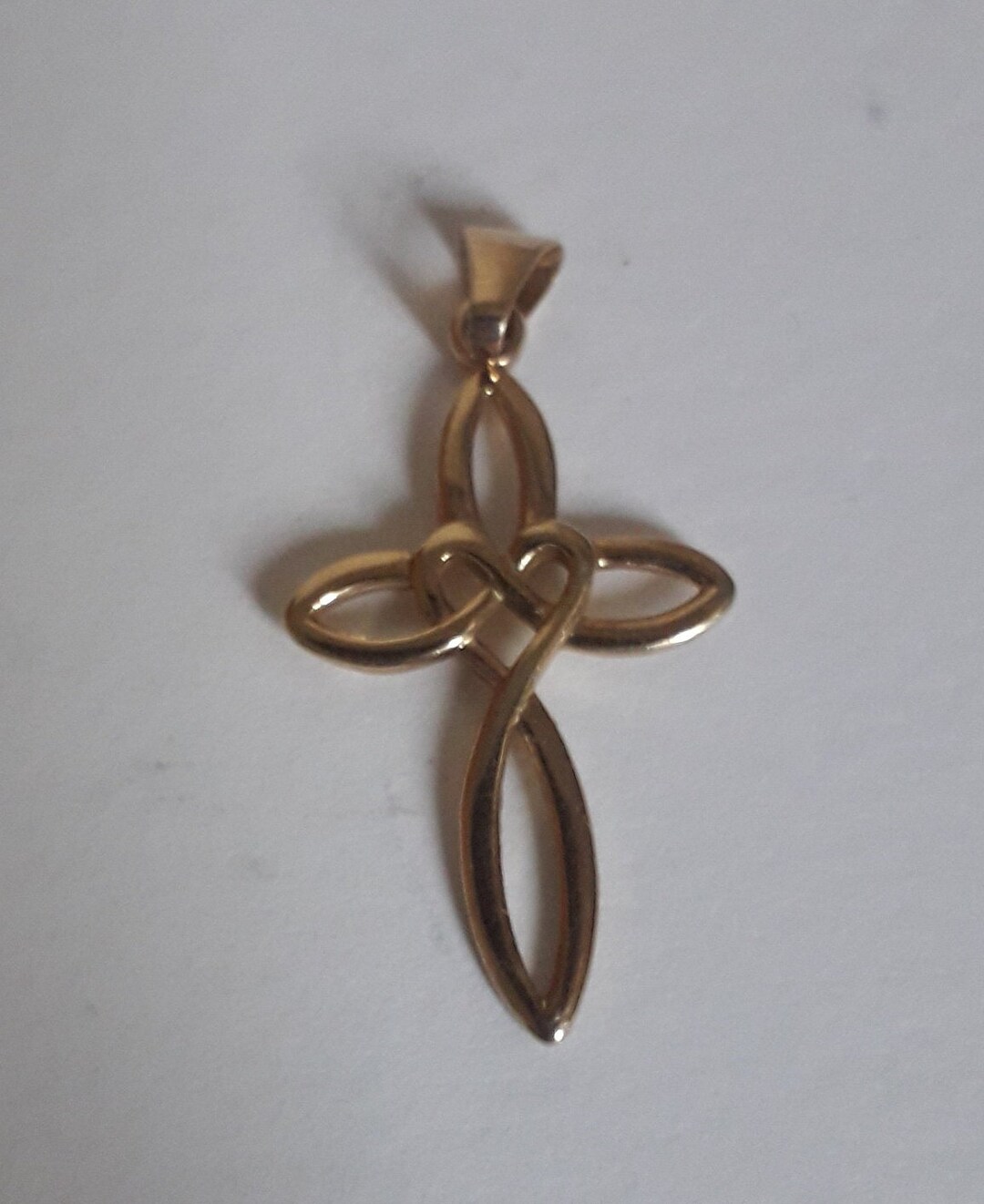 9ct Gold Looped Cross Pendant, Celtic Style. 0.81g, 3 X 1.5cm. 375 Mark ...