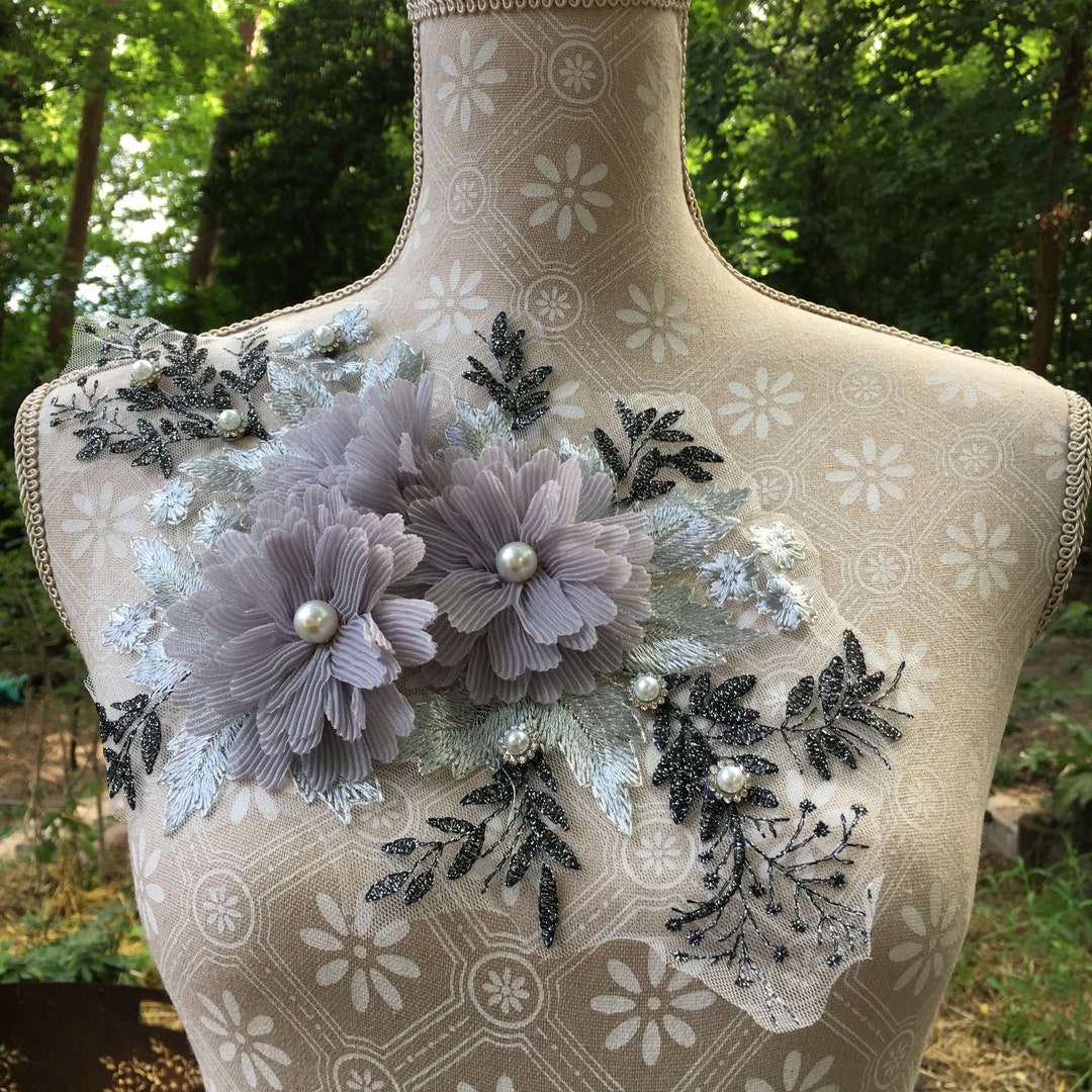 Élégante application de dentelle avec des fleurs pour la couture Tons ...