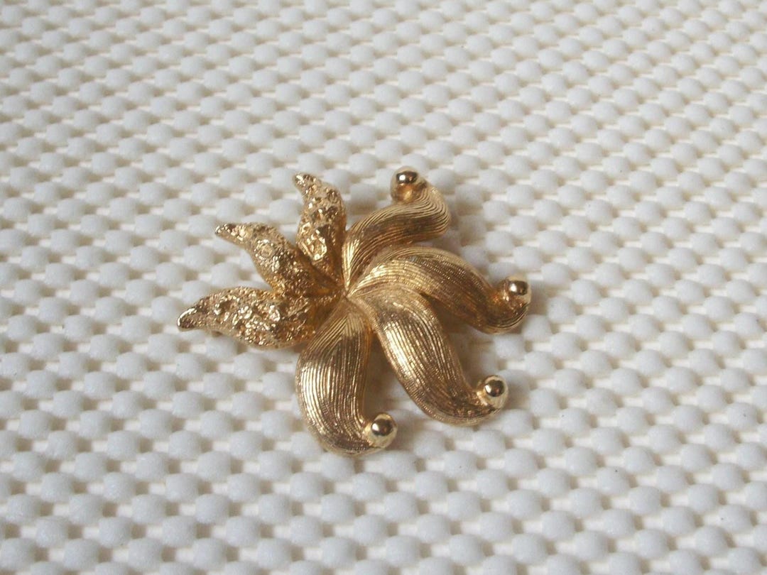 Signed TARA Vintage Starburst Brooch Pin, Textured Gold Tone 031321 - Etsy
