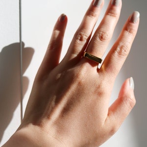 Devon Rectangle Minimal Shaped Gold Signet Ring, Geometric Gold Signet ...