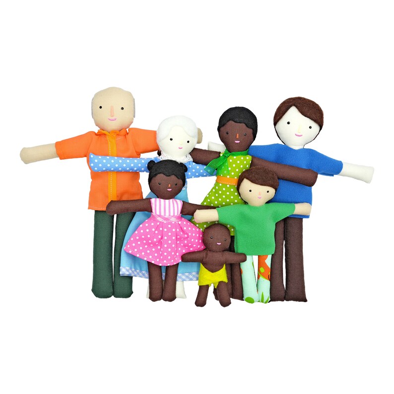Familia de muñecos de distintos tonos de piel Familia de | Etsy