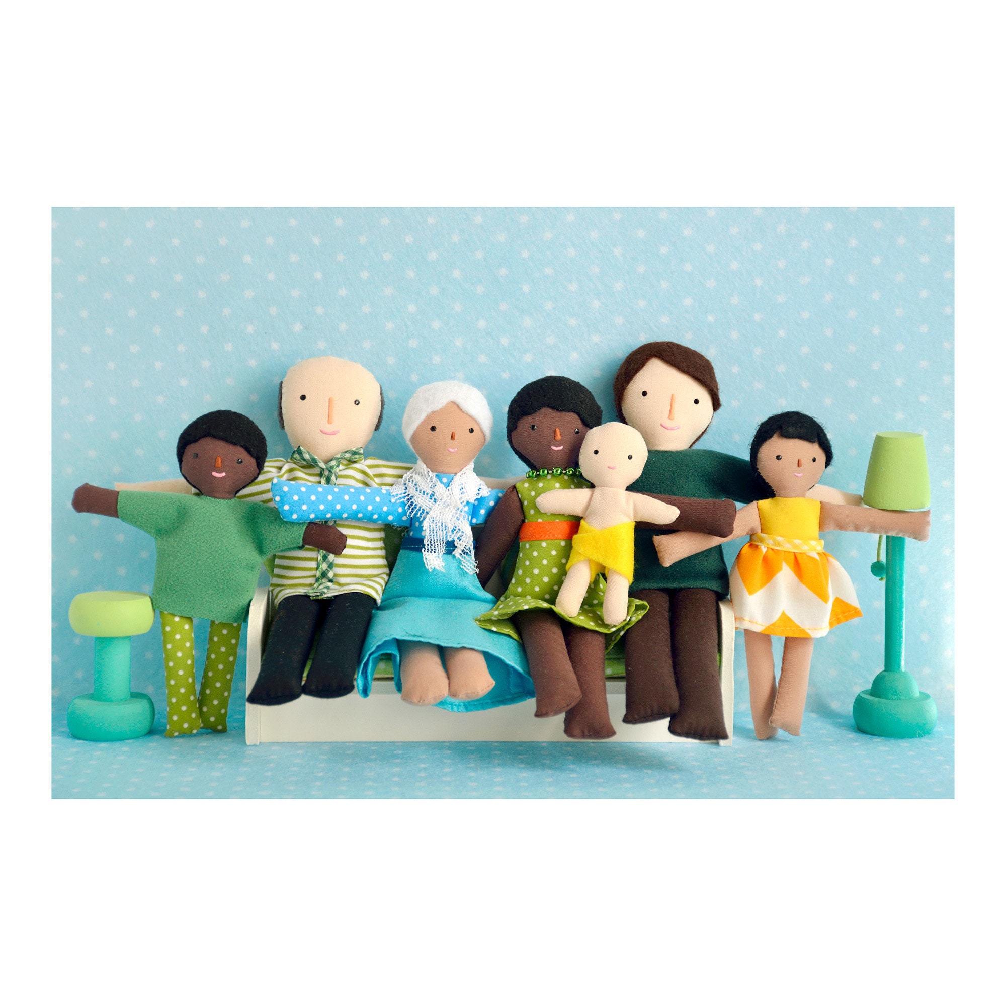 Familia de muñecos de distintos tonos de piel Familia de | Etsy