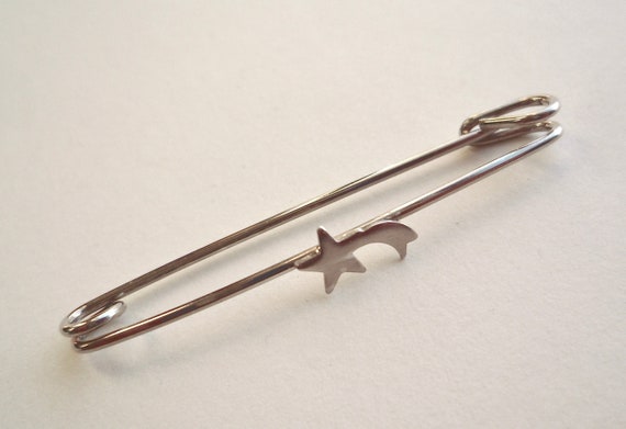 Small, silvertone, shooting star safety pin brooch, V… - Gem