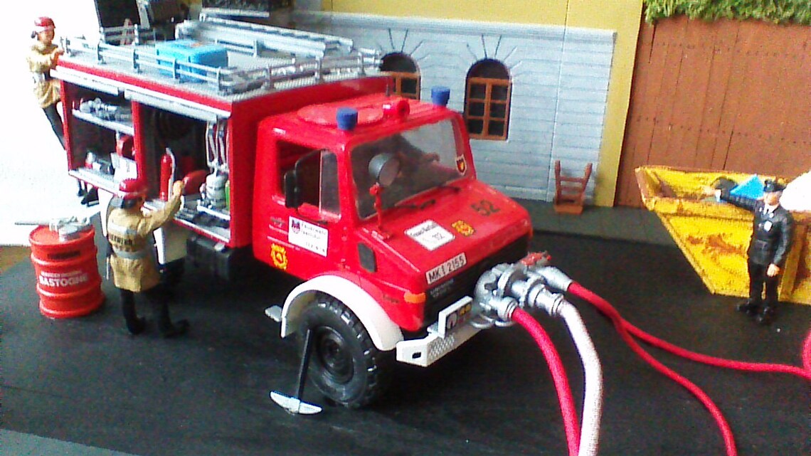 Model Fire Engine Diorama, 1.24 Scale, With 6 Figures - Etsy UK