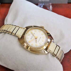 Vintage 1950s Hallmark by Waltham Gold Tone Quartz Ladies 17-jewels ...