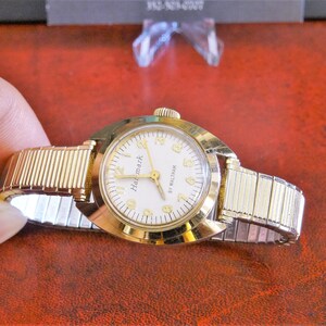 Vintage 1950s Hallmark by Waltham Gold Tone Quartz Ladies 17-jewels ...