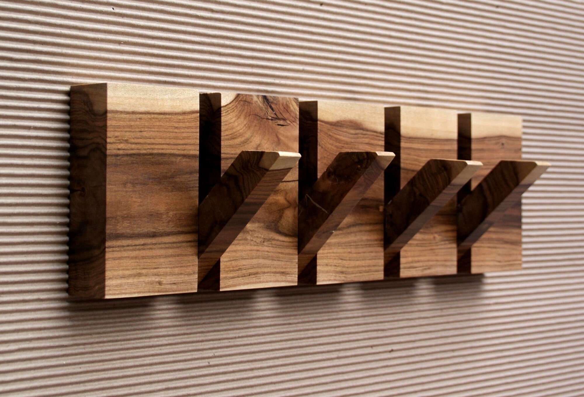 Perchero de pared plegable en madera de Nogal Cafetero. 4 | Etsy