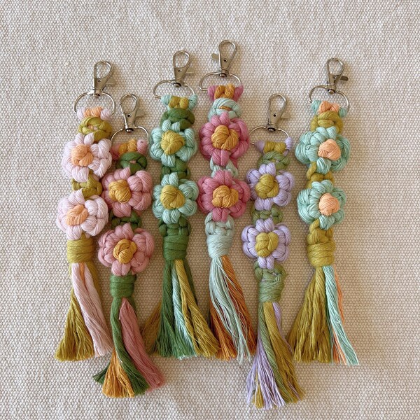 Daisy Keychain - Etsy