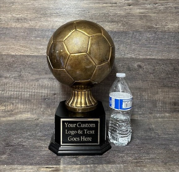 Eerste Plaats Voetbaltrofee Gouden Trofee Op Een Podium Van De Eerste