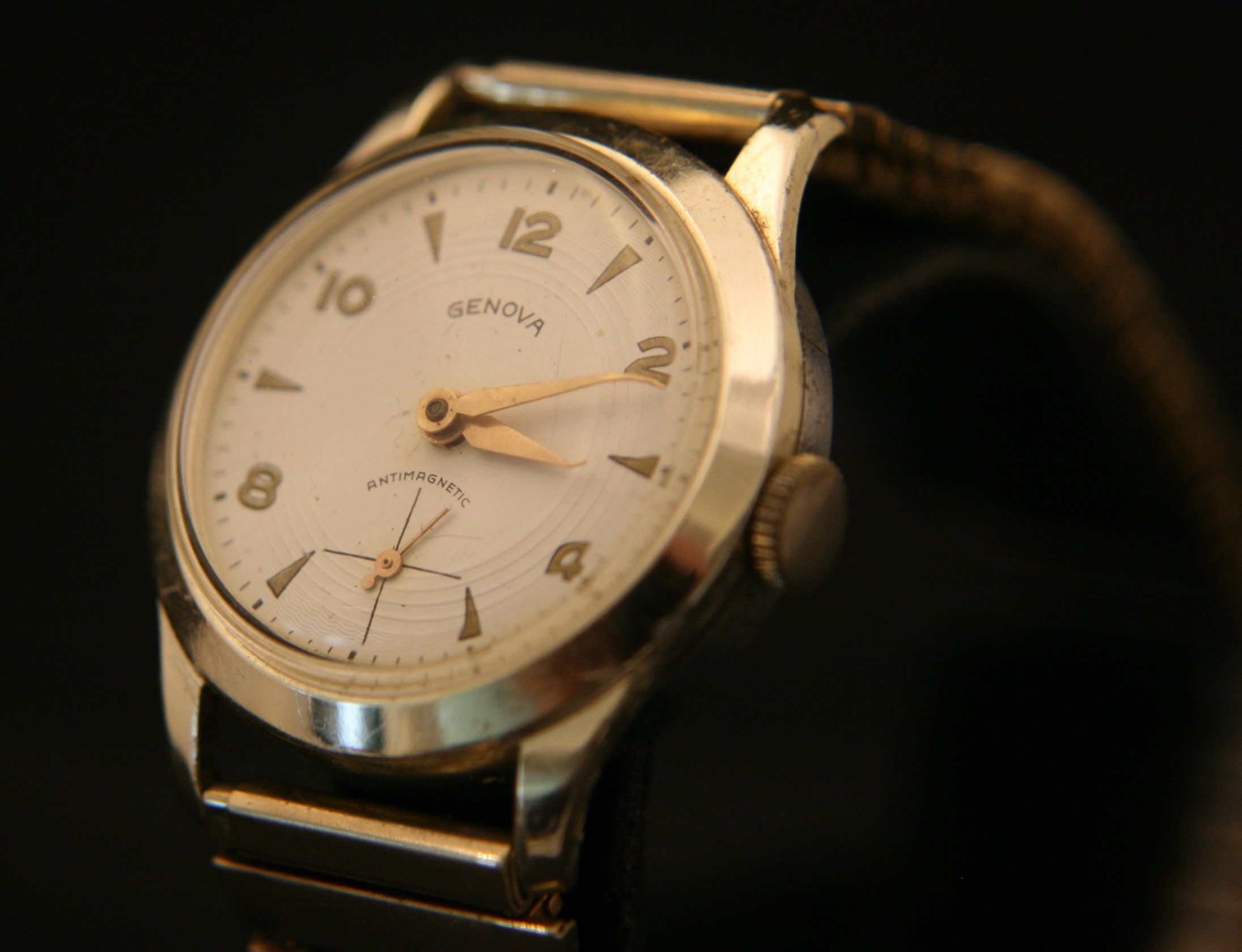 Men's vintage, strong running, Swiss Genova military dial gold wristwatch