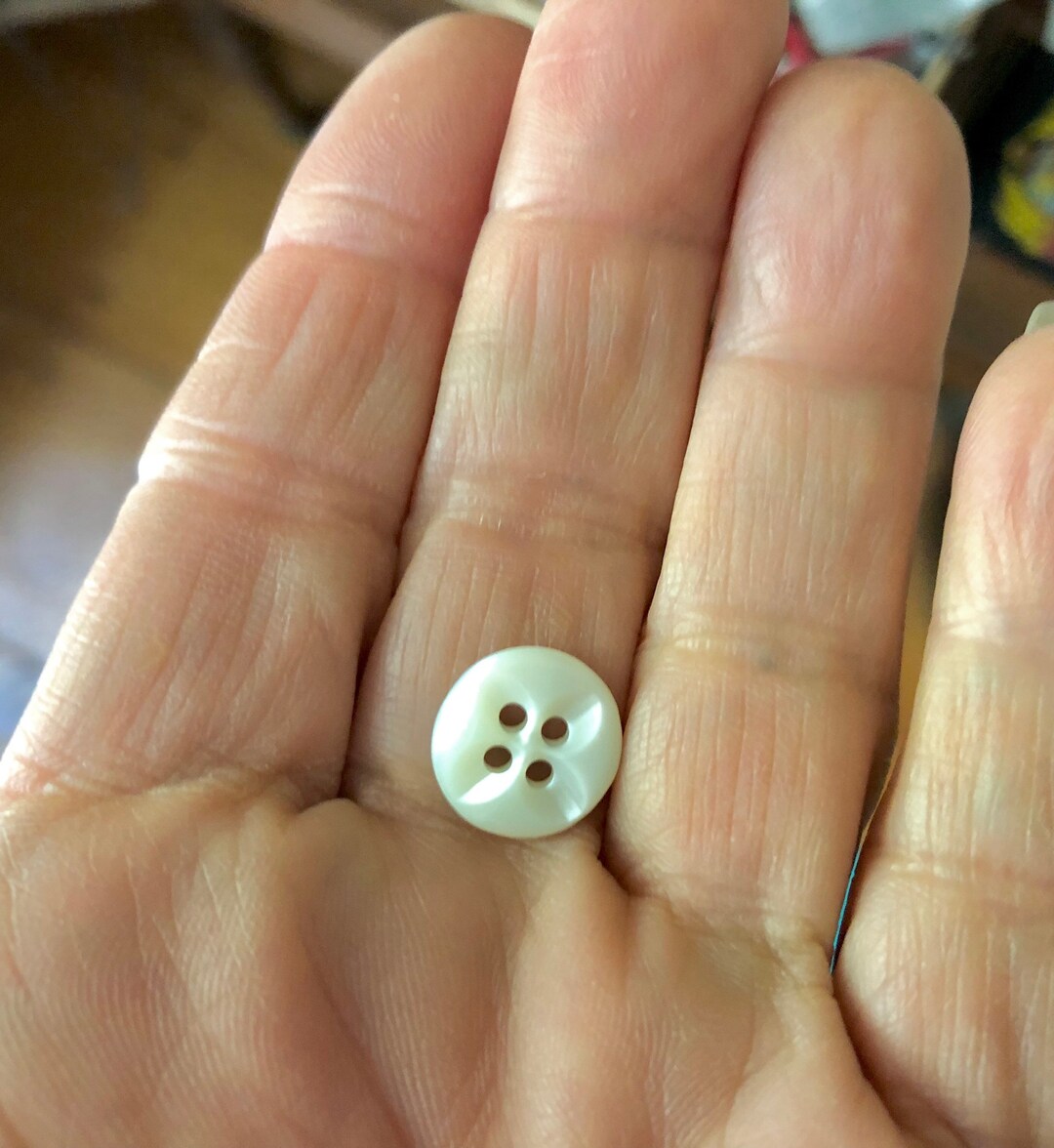 10 Vintage Pearl Buttons Creamy Carved Mother of Pearl 1940's Small 4 ...