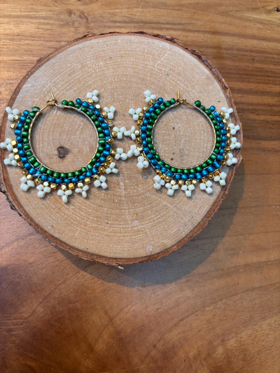 Ronde Oorbellen in Romantische Kleuren Groen En Helblauw, Wit En Goud ...