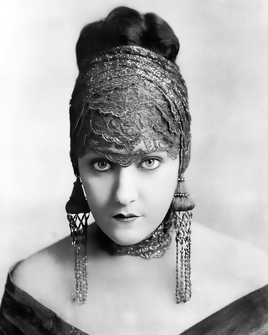 Gloria Swanson - 1919 Ziegfeld Follies Star / Actress - Black & White ...