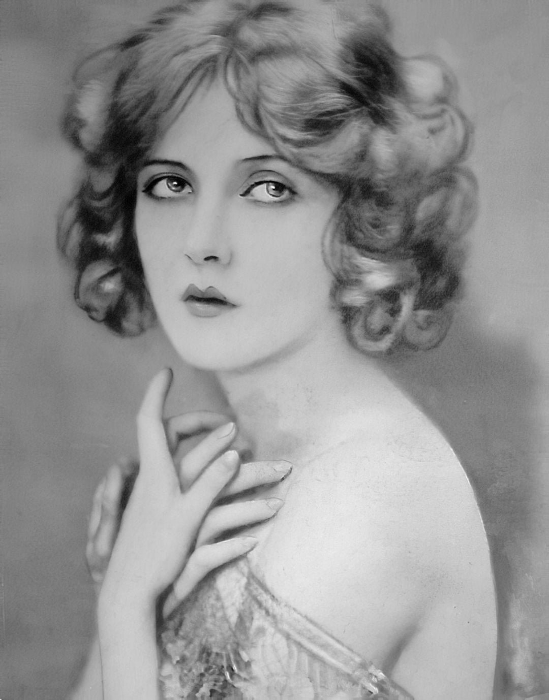 Mary Nolan, 1920's Era Ziegfeld Follies Showgirl Black & White ...