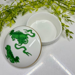 Wedgwood Chinese Tigers Green Bone China Made in England Round Box With ...