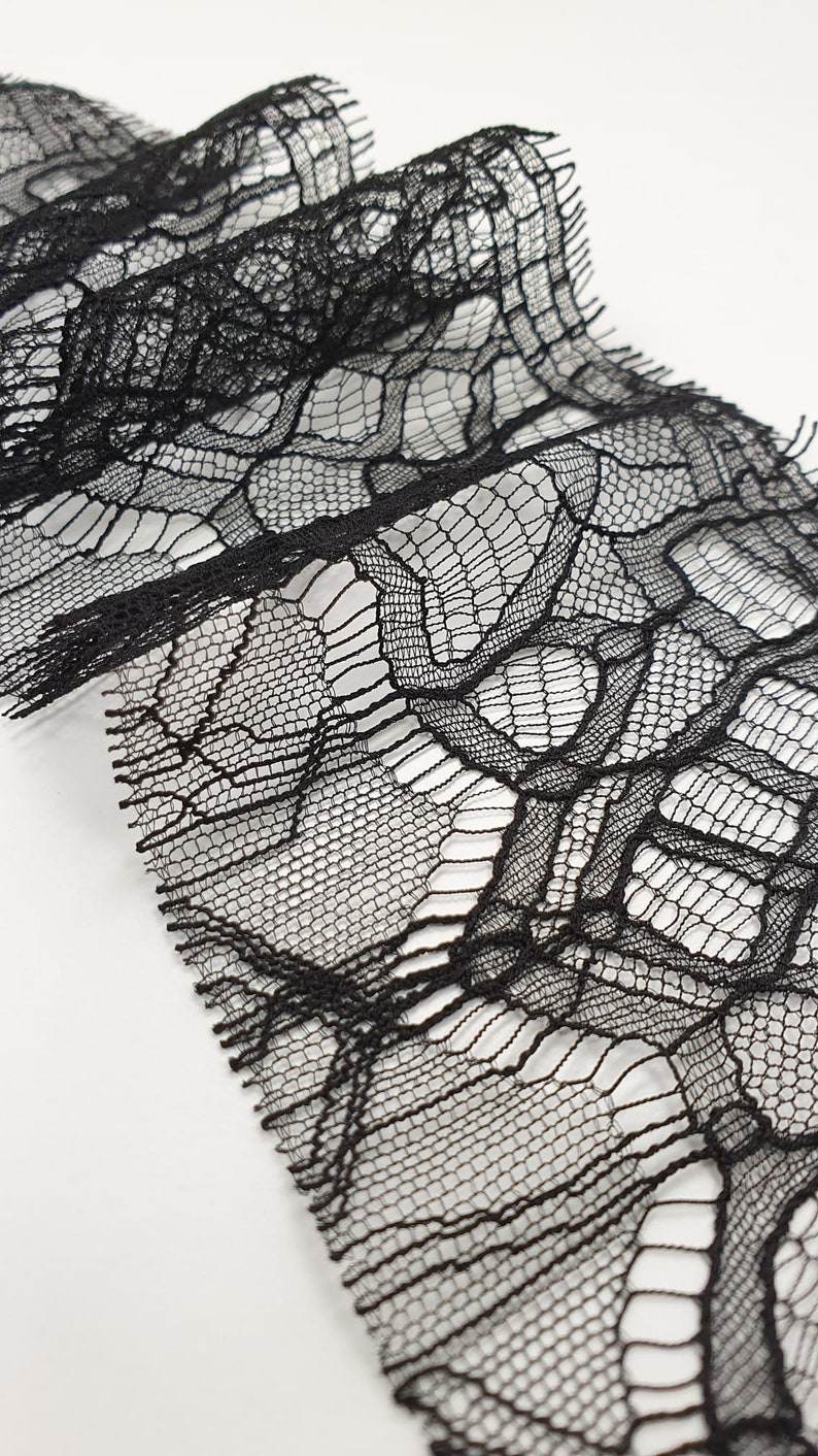 Encaje Chantilly negro con ribete festoneado, ideal para vestidos de ...