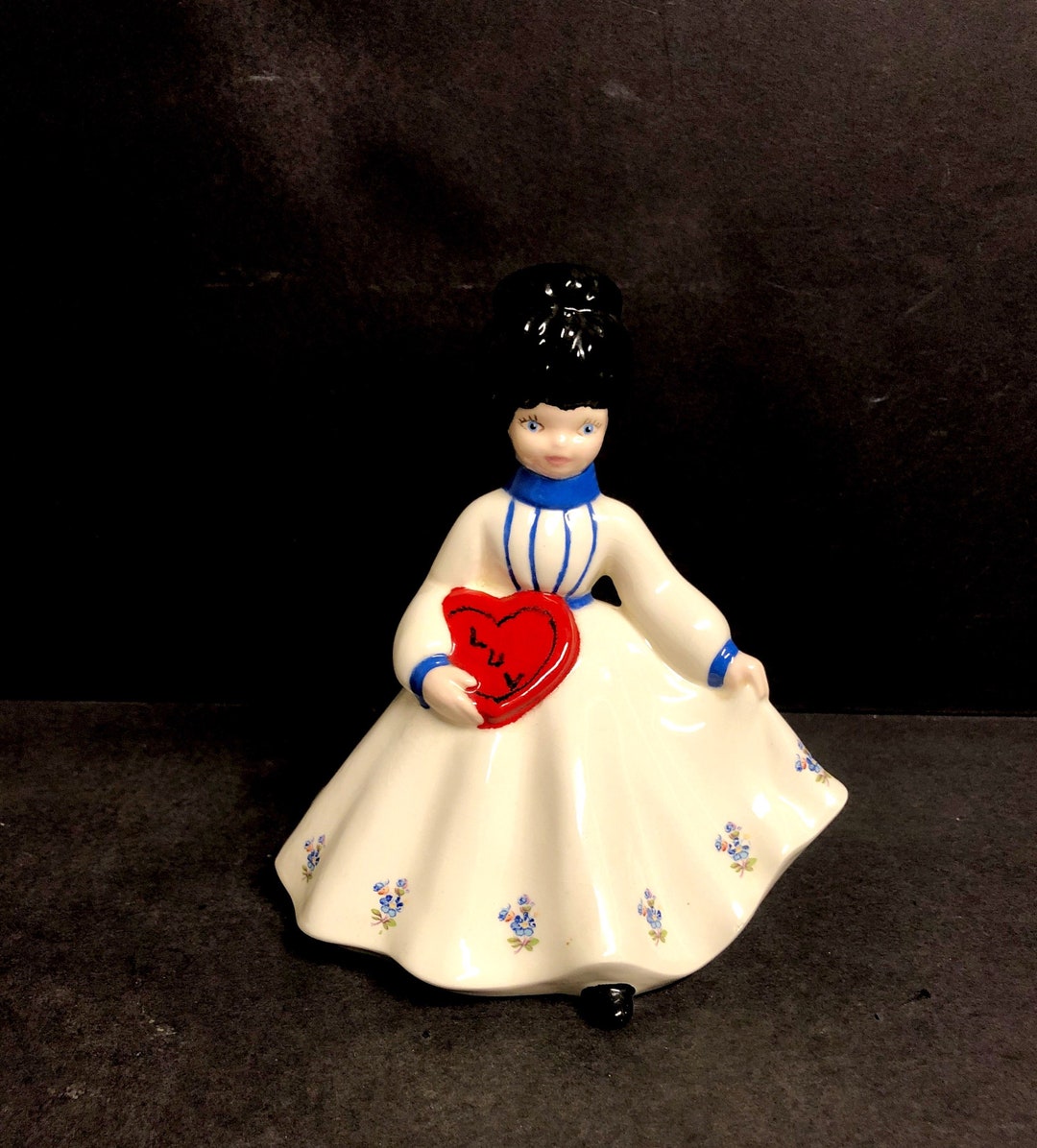 Vintage Porcelain/ceramic Girl Holding Heart Music Box Figure -nice! - Etsy