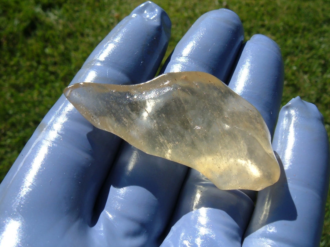 105 Crt Libyan Desert Glass eye Drop Gem A Gold Meteorite Impact ...