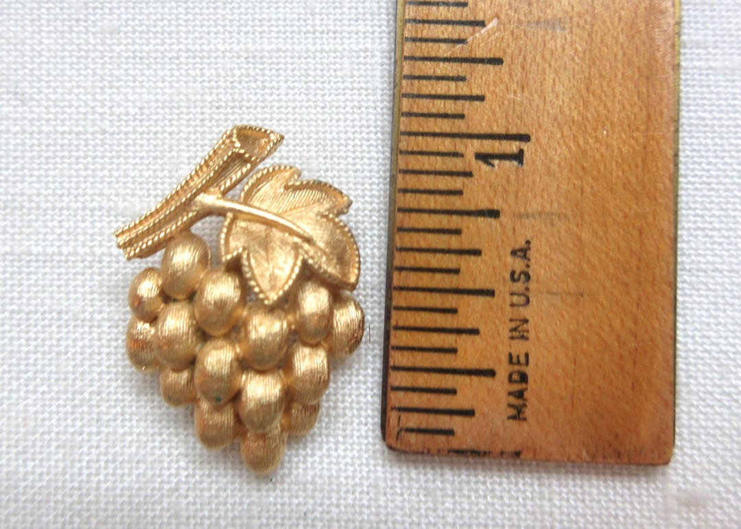Vintage Crown Trifari Grape Vine Brooch. Gold Tone Pin is 2 Tall in ...