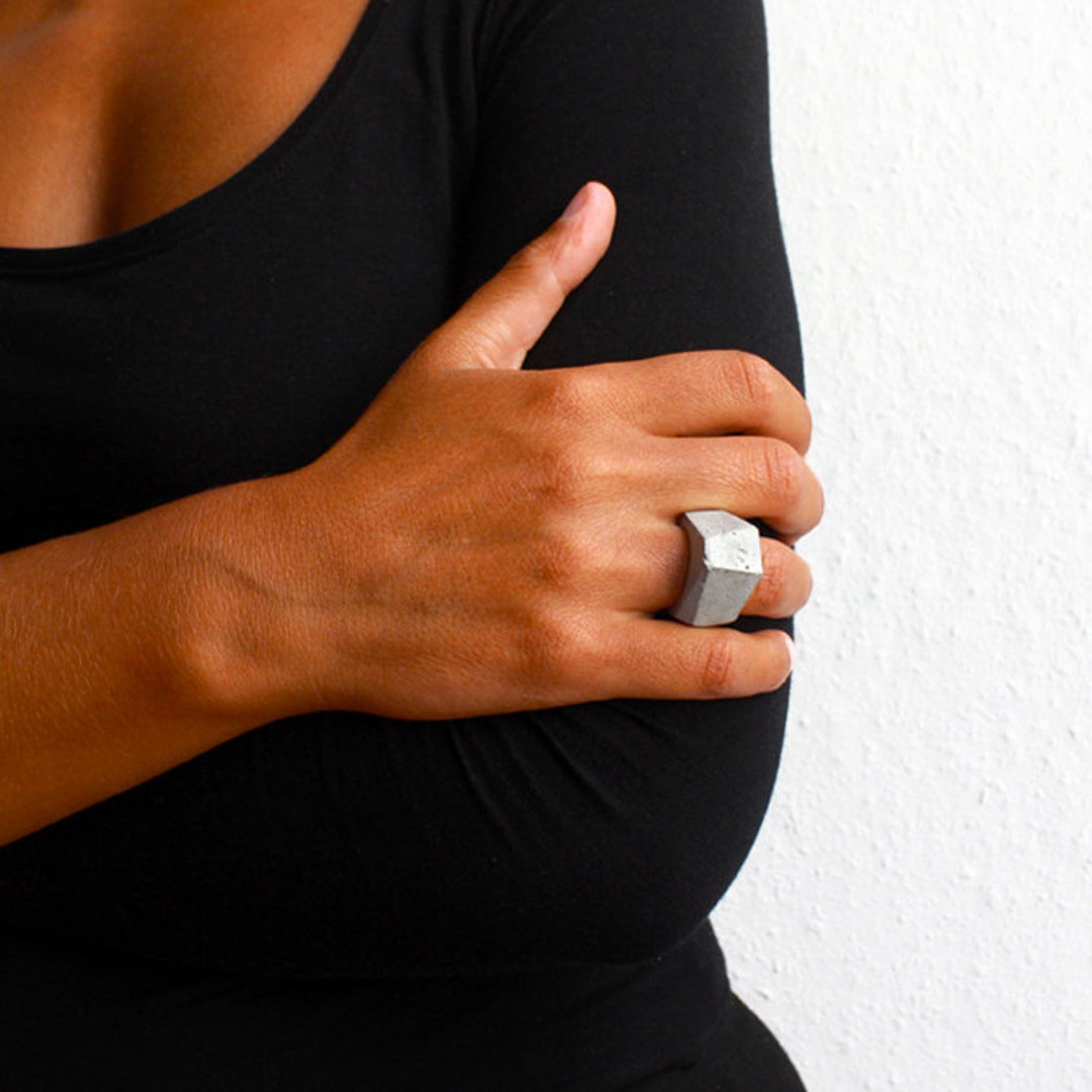 Anillo de cemento moderno que forma parte de la colección de joyas de ...
