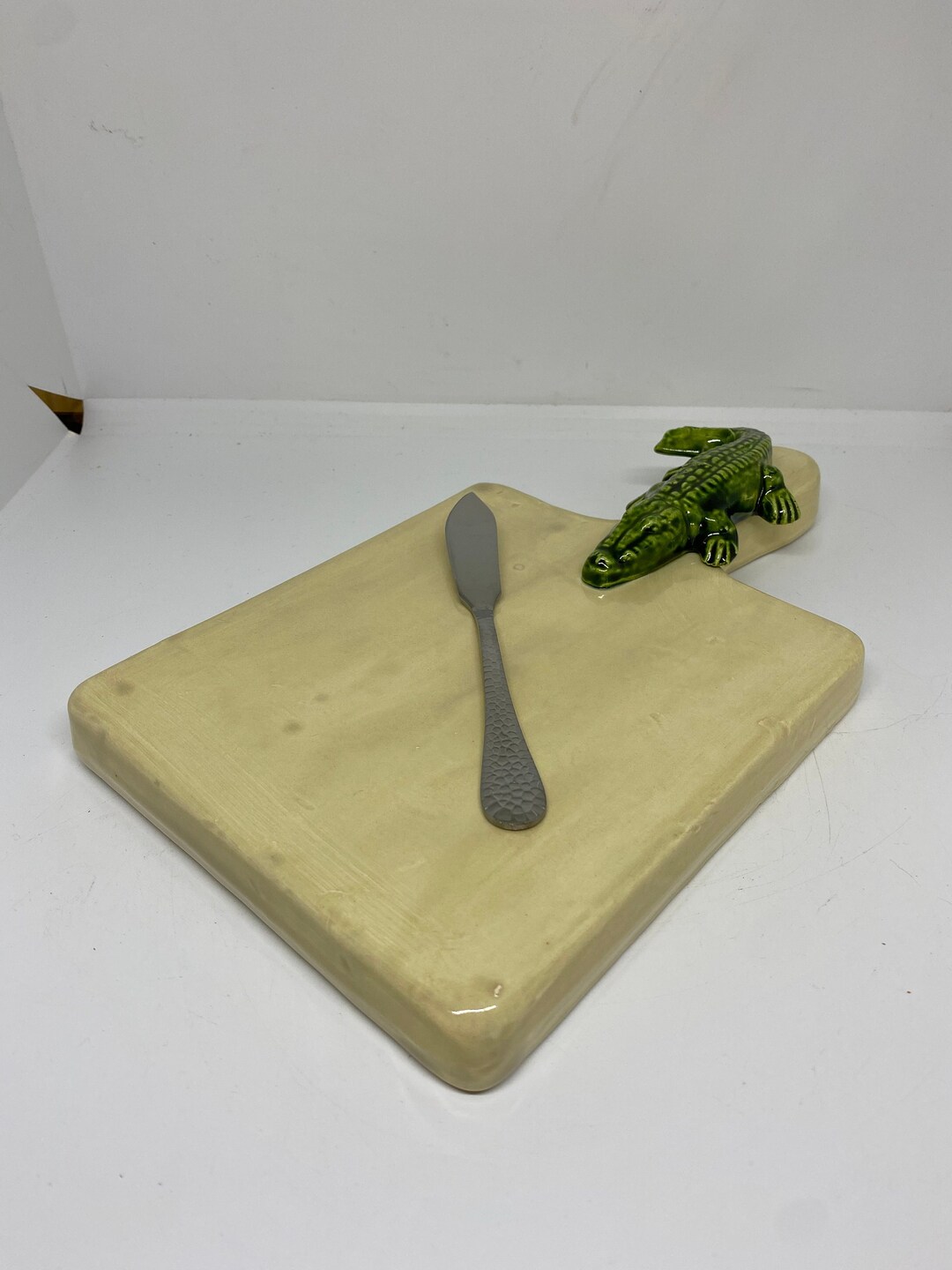 Off White With a Dark Green Alligator Ceramic Cheese Board With Knife ...