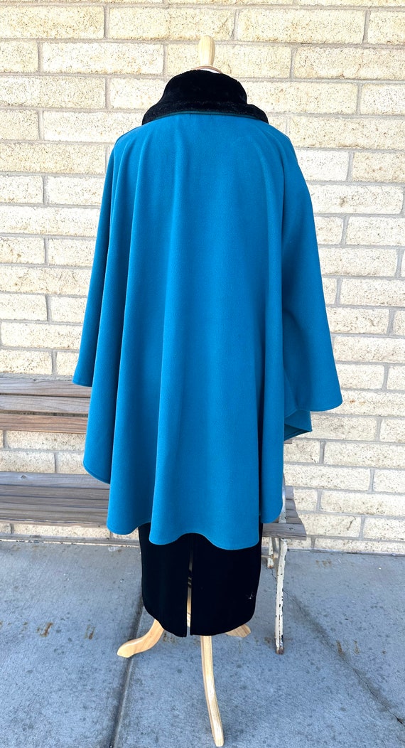Vintage Le Mode Turquoise Blue Cape with Faux Fur Col… - Gem