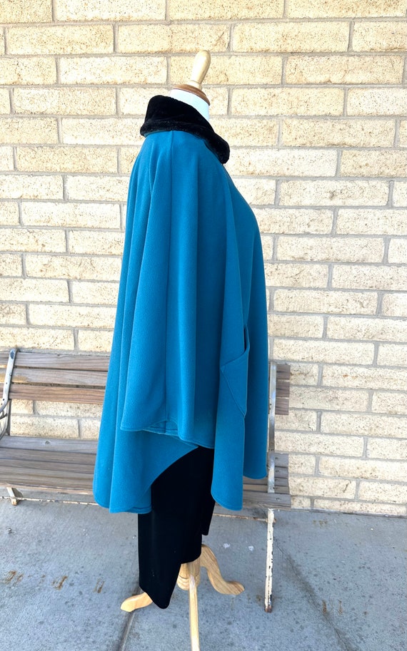 Vintage Le Mode Turquoise Blue Cape with Faux Fur Col… - Gem