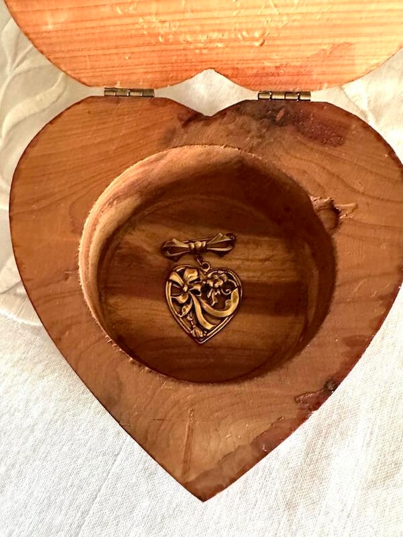 Vintage Heart Shaped Cedar Box, 1950s - Gem
