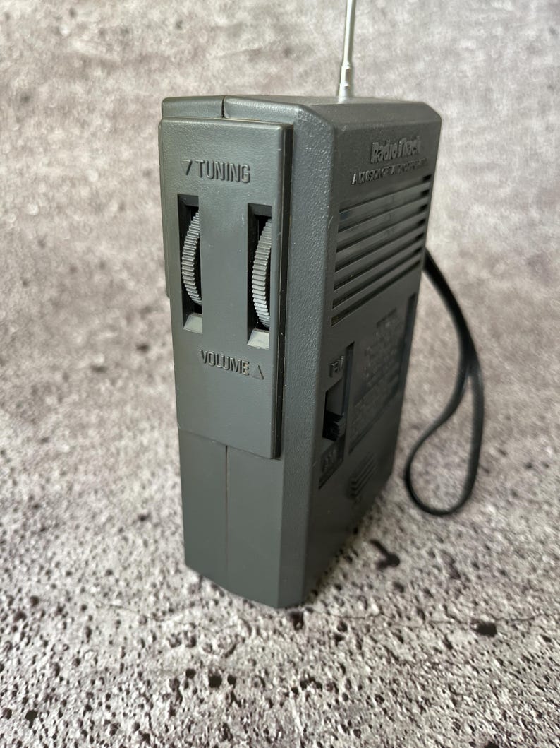 Vintage Radio Shack Realistic Pocket Portable Radio FM/AM Model 12-635A ...