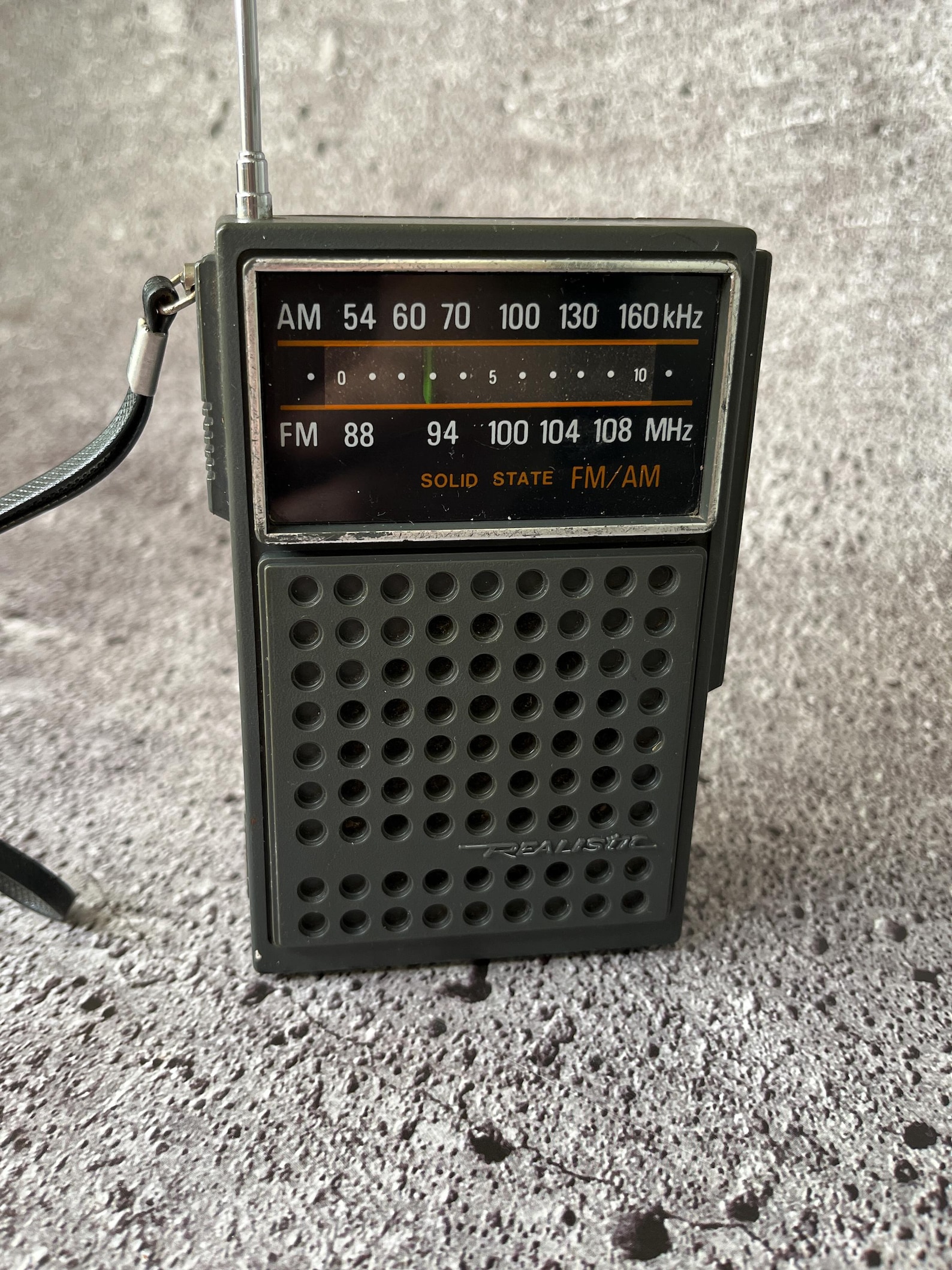 Vintage Radio Shack Realistic Pocket Portable Radio FM/AM Model 12-635A ...