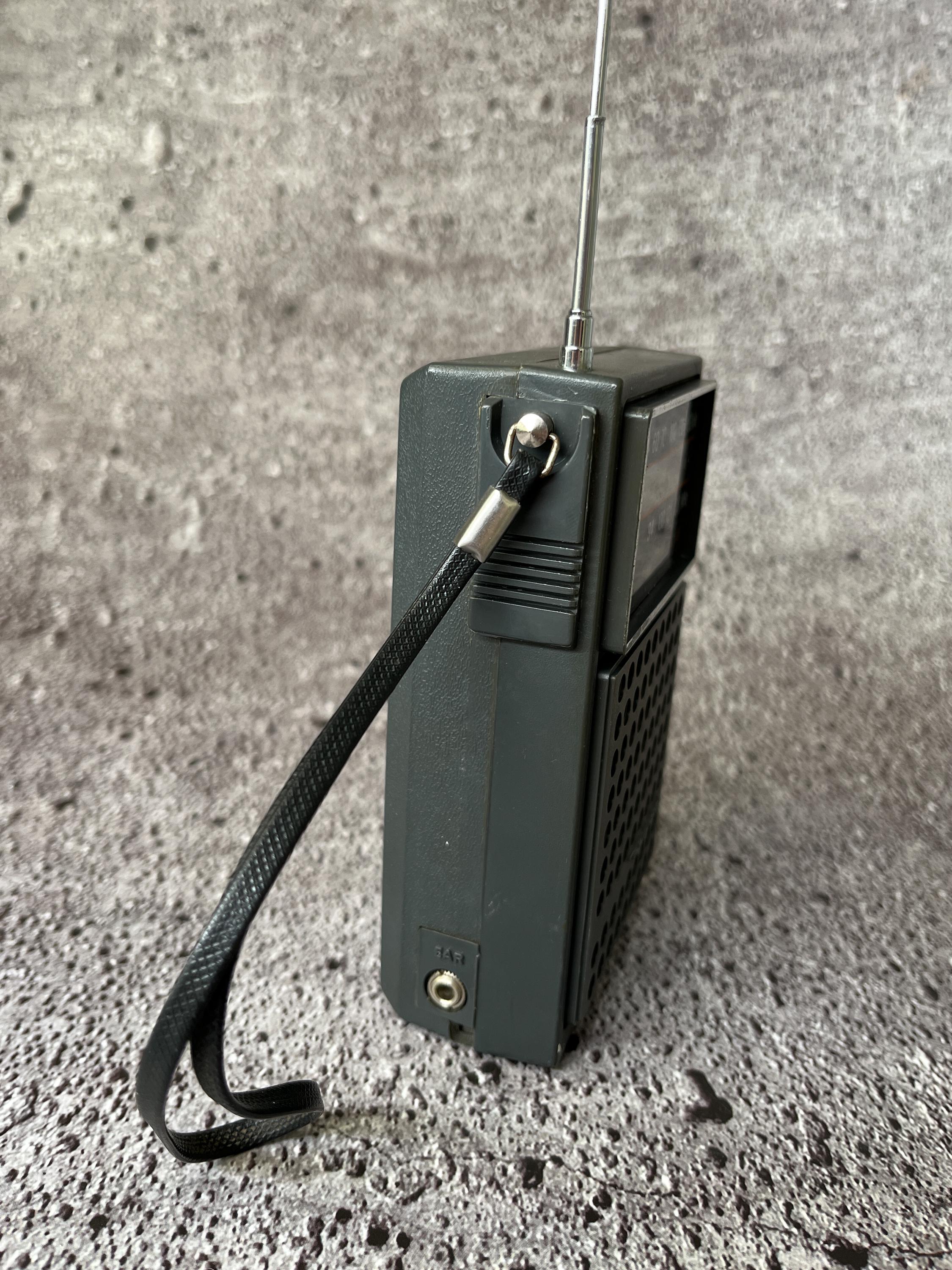 Vintage Radio Shack Realistic Pocket Portable Radio FM/AM Model 12-635A ...