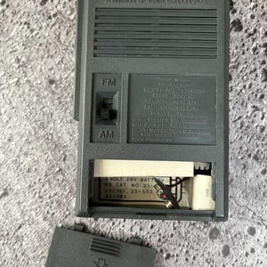 Vintage Radio Shack Realistic Pocket Portable Radio FM/AM Model 12-635A ...