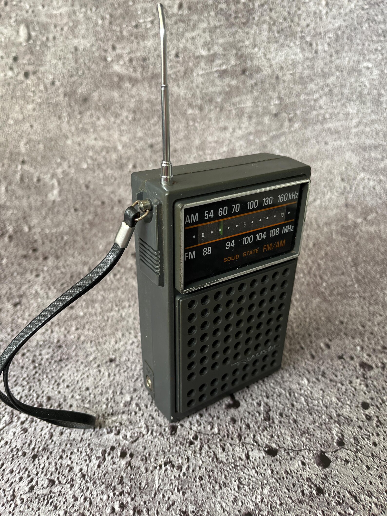 Vintage Radio Shack Realistic Pocket Portable Radio FM/AM Model 12-635A ...