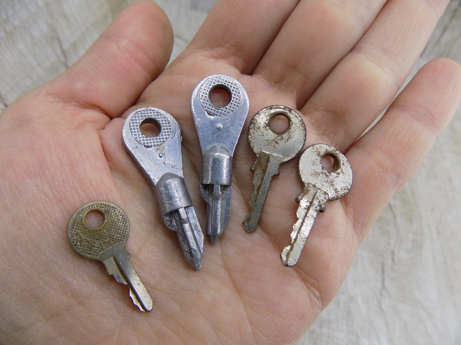 Mini Keys lot Wholesale Antique Keys craft and decor Old | Etsy