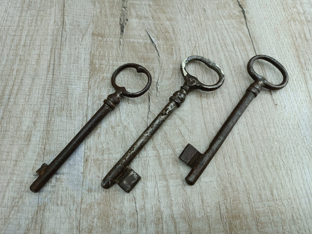 3 Vintage Skeleton Keys Large Metal Keys Antique Repurpose Keys Long ...