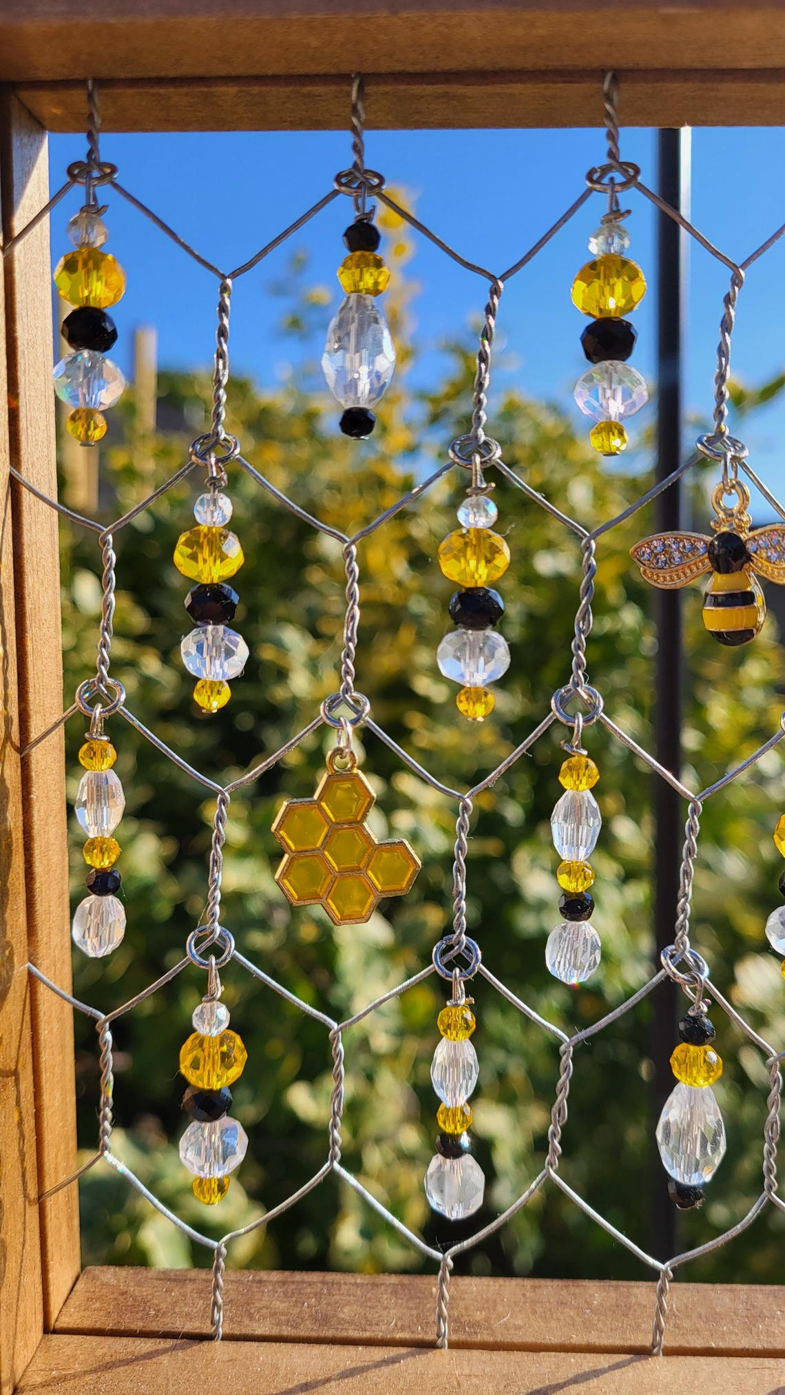 NEW 12x 9 Beaded Chicken Wire Window Sun Catcher Bee Themed Handmade ...