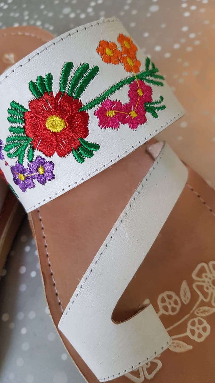 Mexico embroidered flower sandals Toe ring white leather | Etsy
