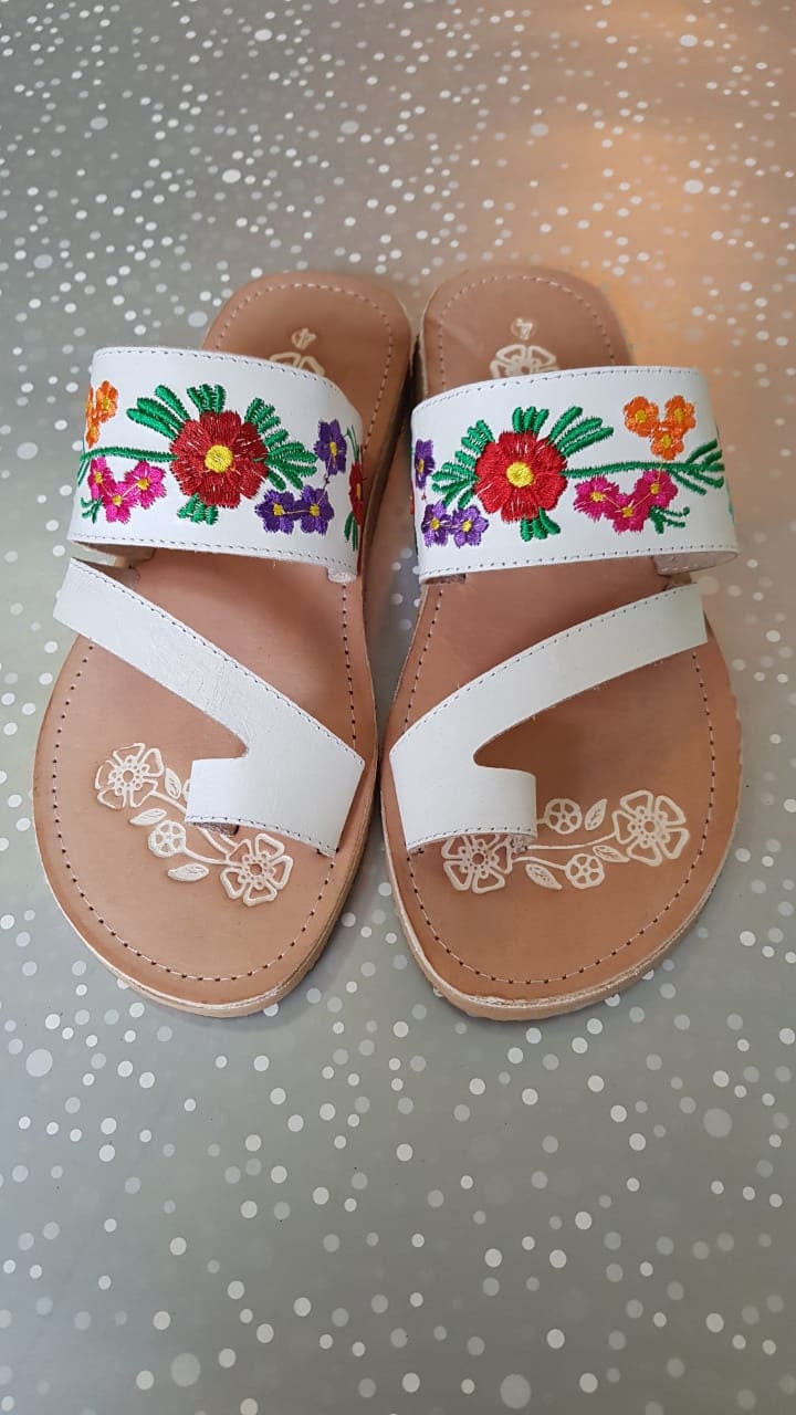 Mexico embroidered flower sandals Toe ring white leather | Etsy