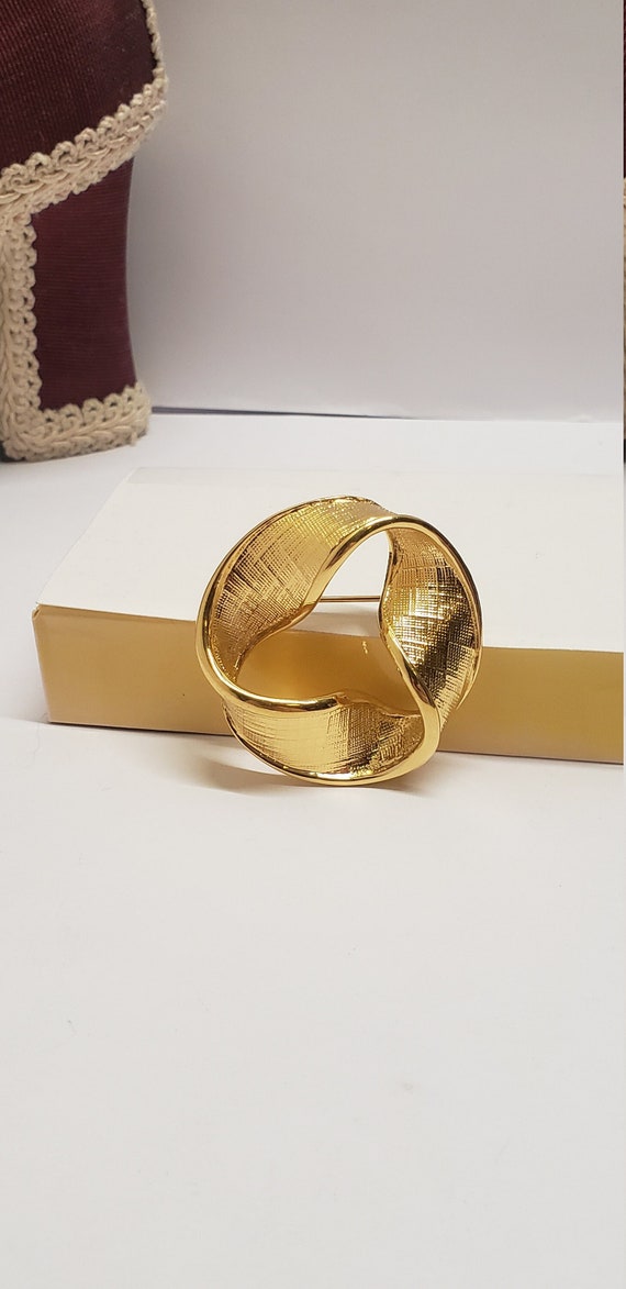 napier gold ribbon brooch - Gem