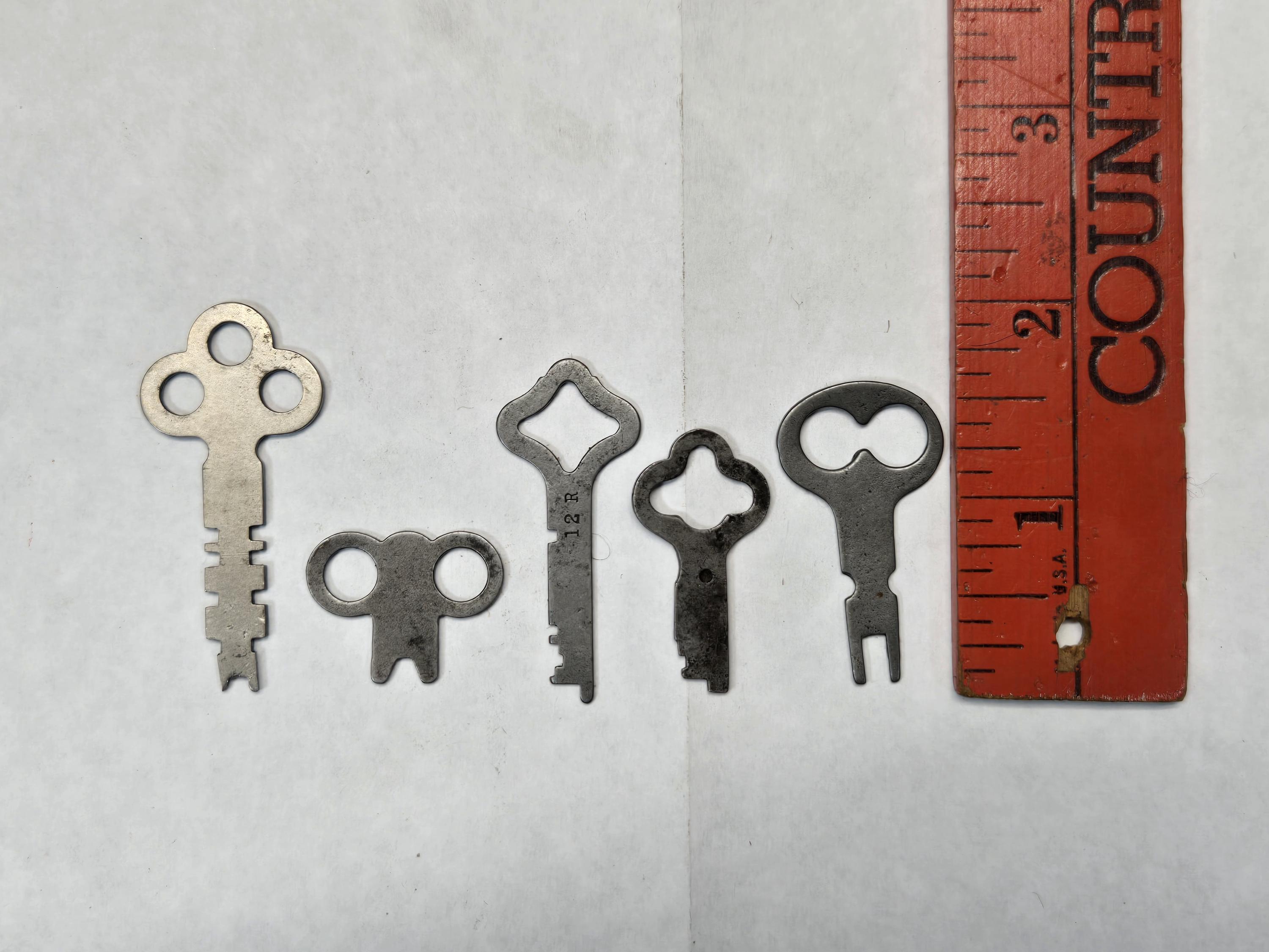 Lot of 5 Mixed Odd Unusual Padlock Lock Keys Specialty Keys Flat Steel ...