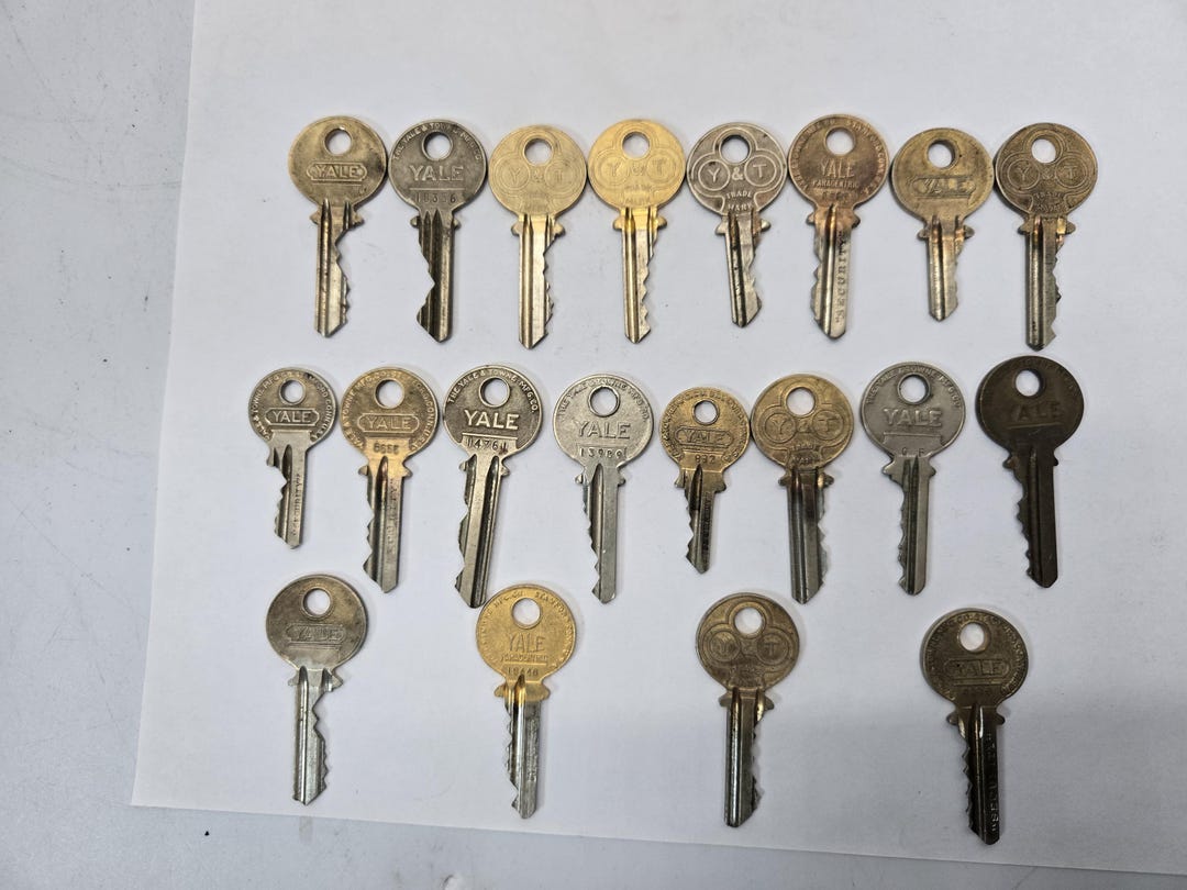 Lot of 20 Antique Vintage Yale & Towne Flat Keys Door Keys Padlock ...