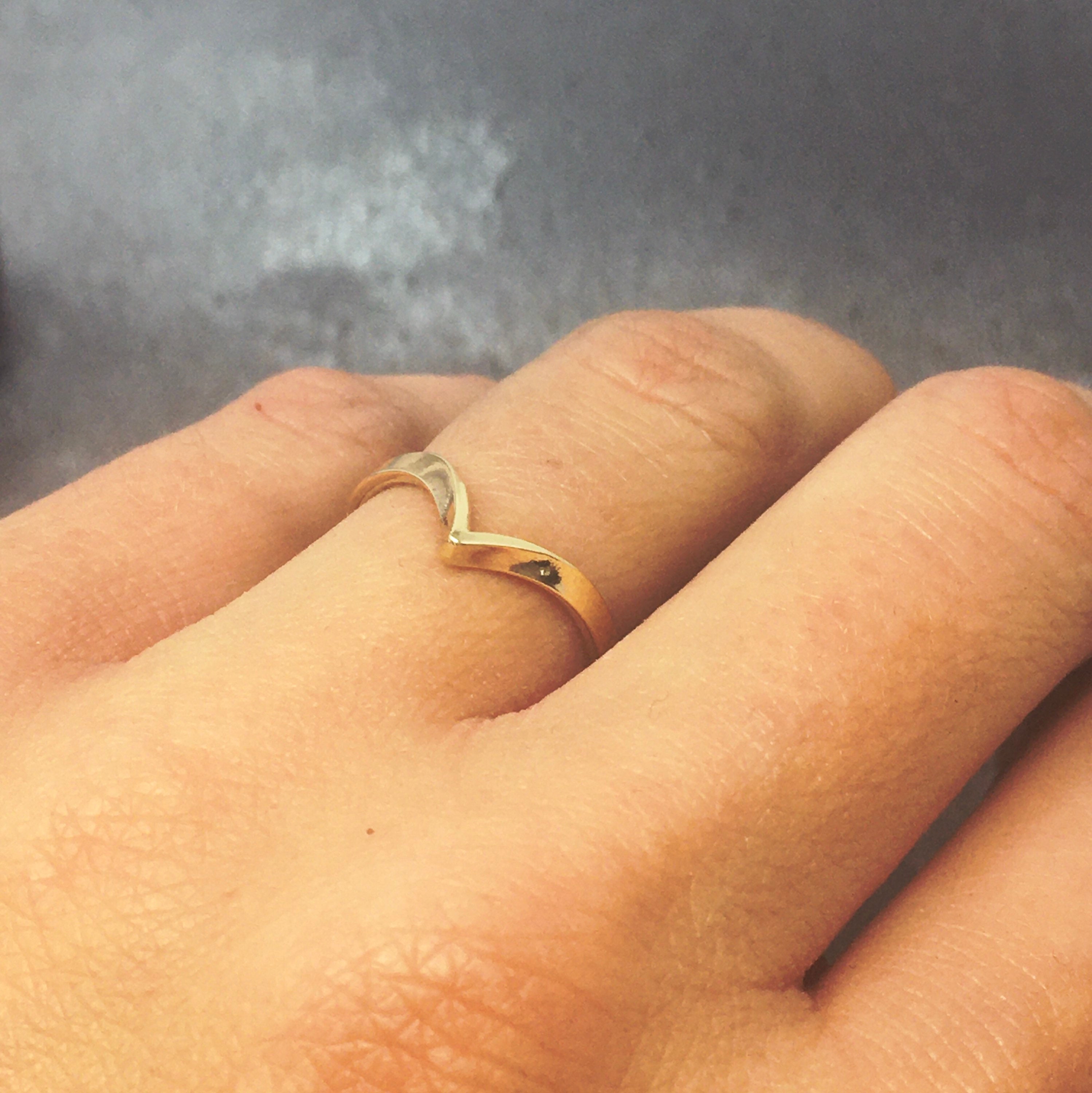 18ct yellow gold wishbone wedding ring | Etsy