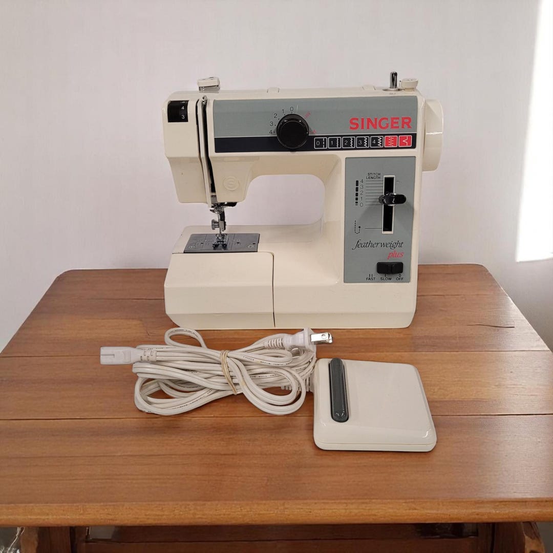 Singer Featherweight Plus Model 134 Vintage Sewing Machine With Box ...