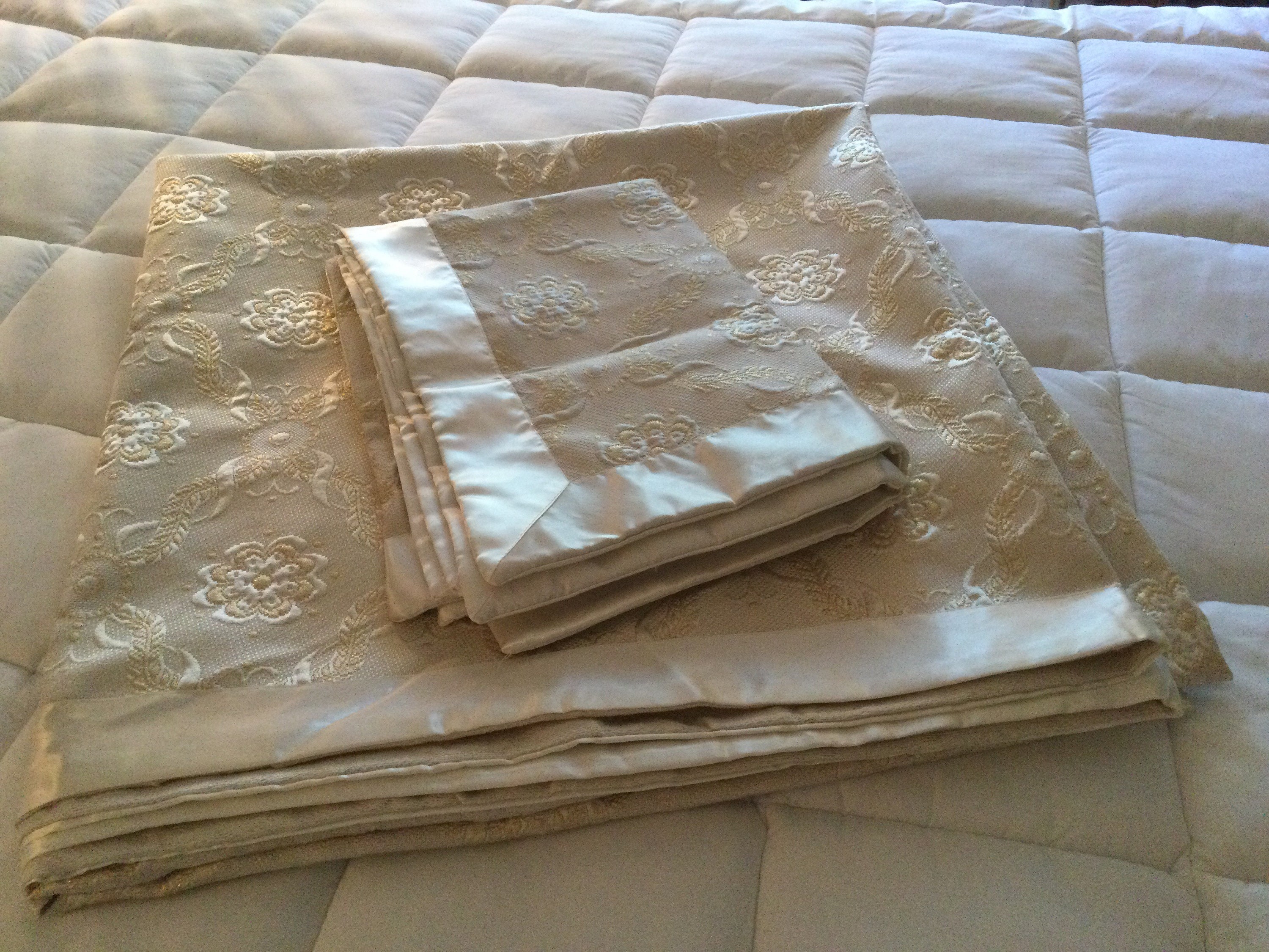 Elegant, Vintage, Metallic Gold Brocade Satin Woven Flower Pattern Bed ...