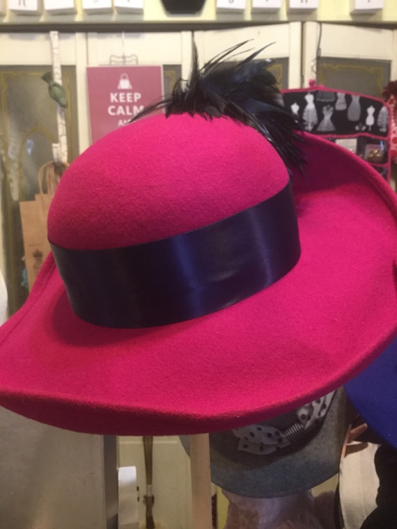 Fuchsia felt hat with navy blue accents - Gem