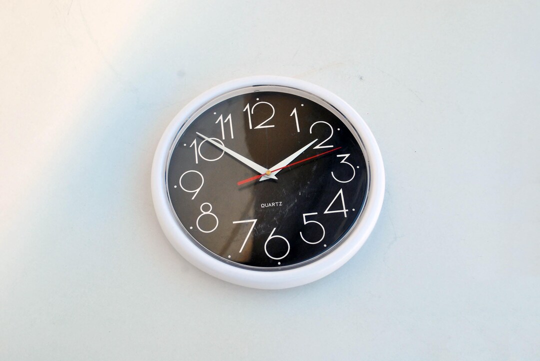 Vintage White Round Memphis Clock 90s Decoration Housewarming Gift ...