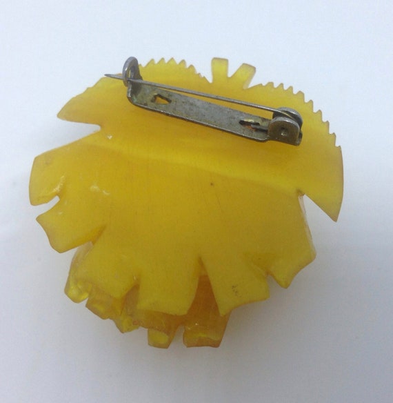 Bakelite Flower Brooch - Gem