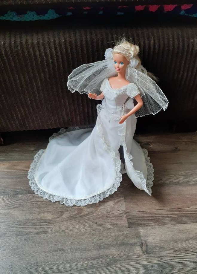 Barbie wedding dress with veil | Honestweddingadvice.com