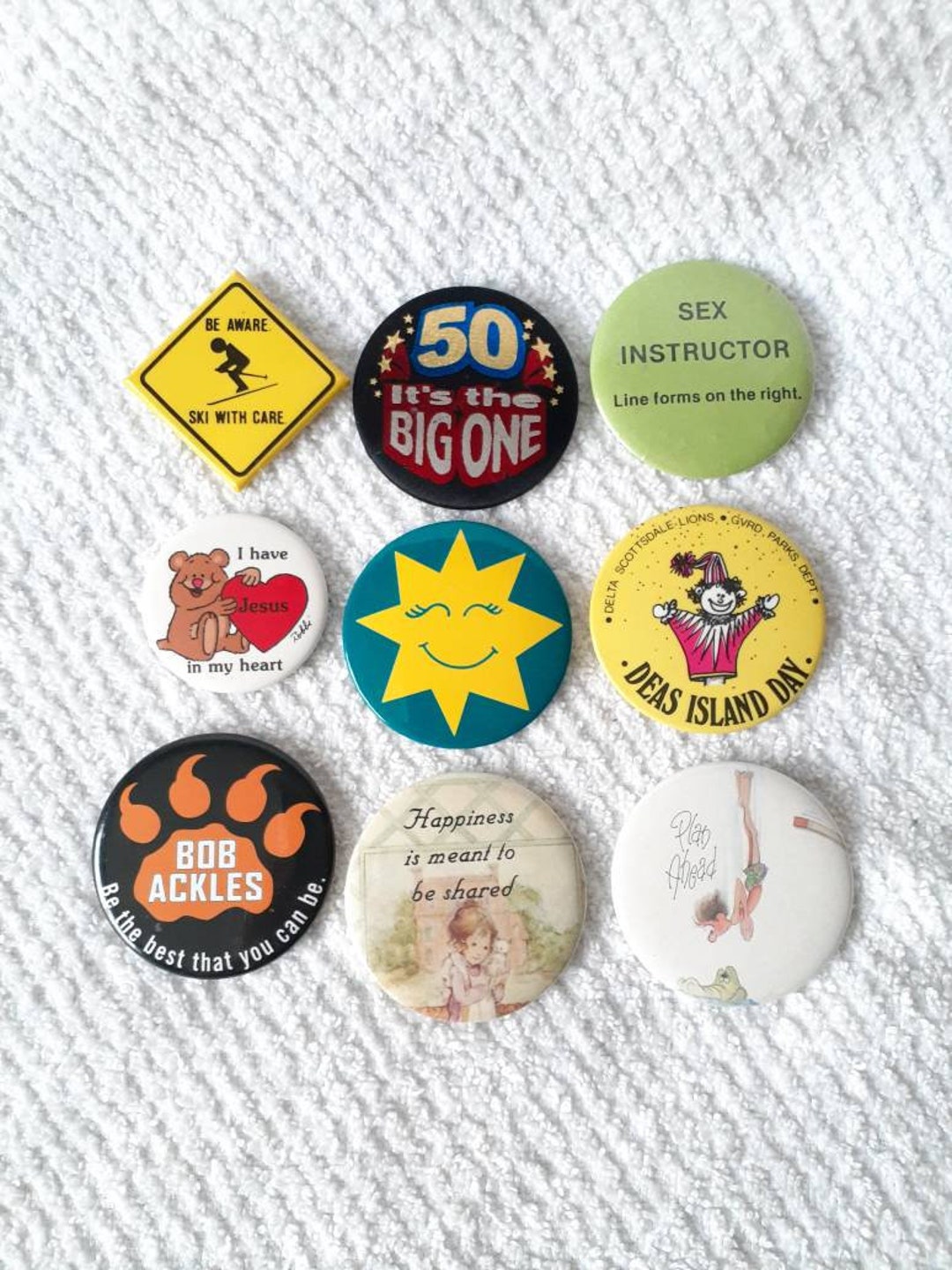 Mixed Lot Badges Vintage Collection Buttons Pins Ski Football Sunshine ...