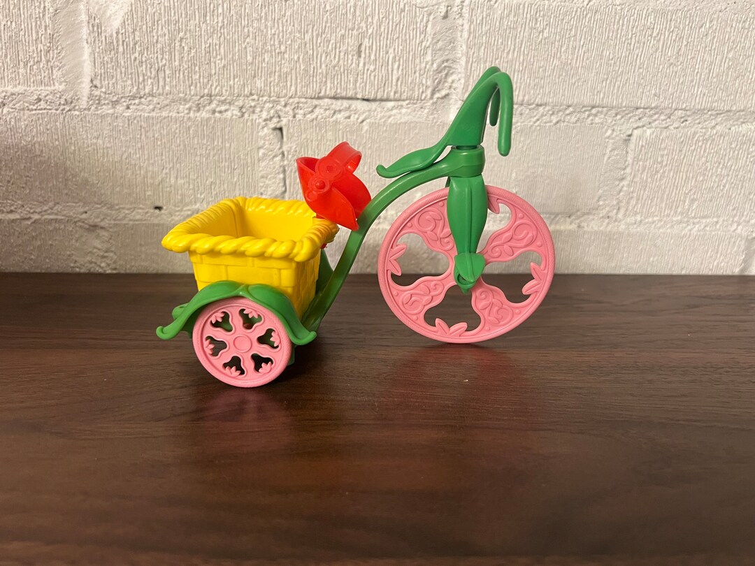 VTG Strawberry Shortcake Berry Cycle Tricycle W/ Seatbelt Trike Kenner ...